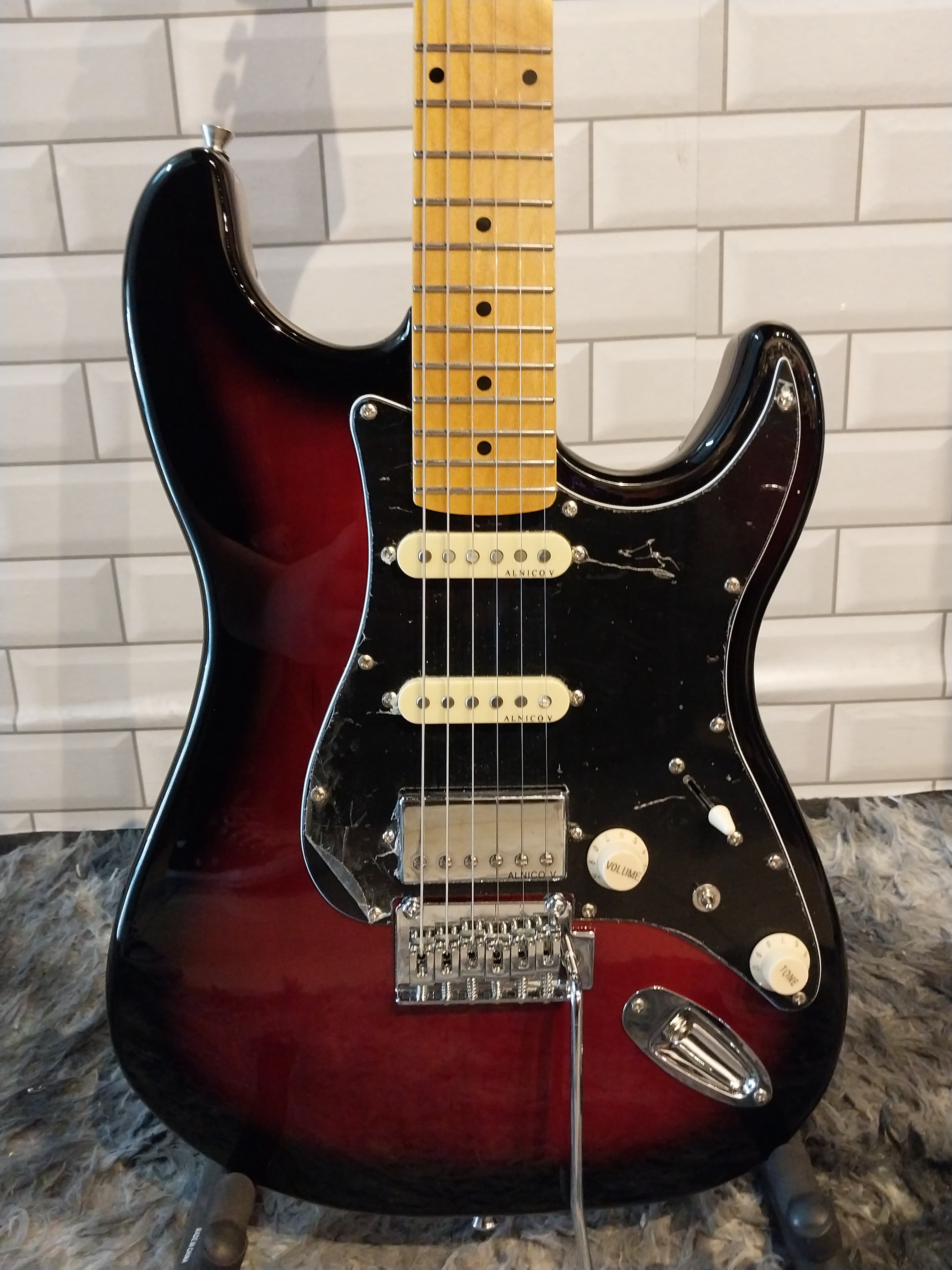 Guitarra Malibu Super Strato HSS Alnico V EG-500 - COR: Sunburst ...