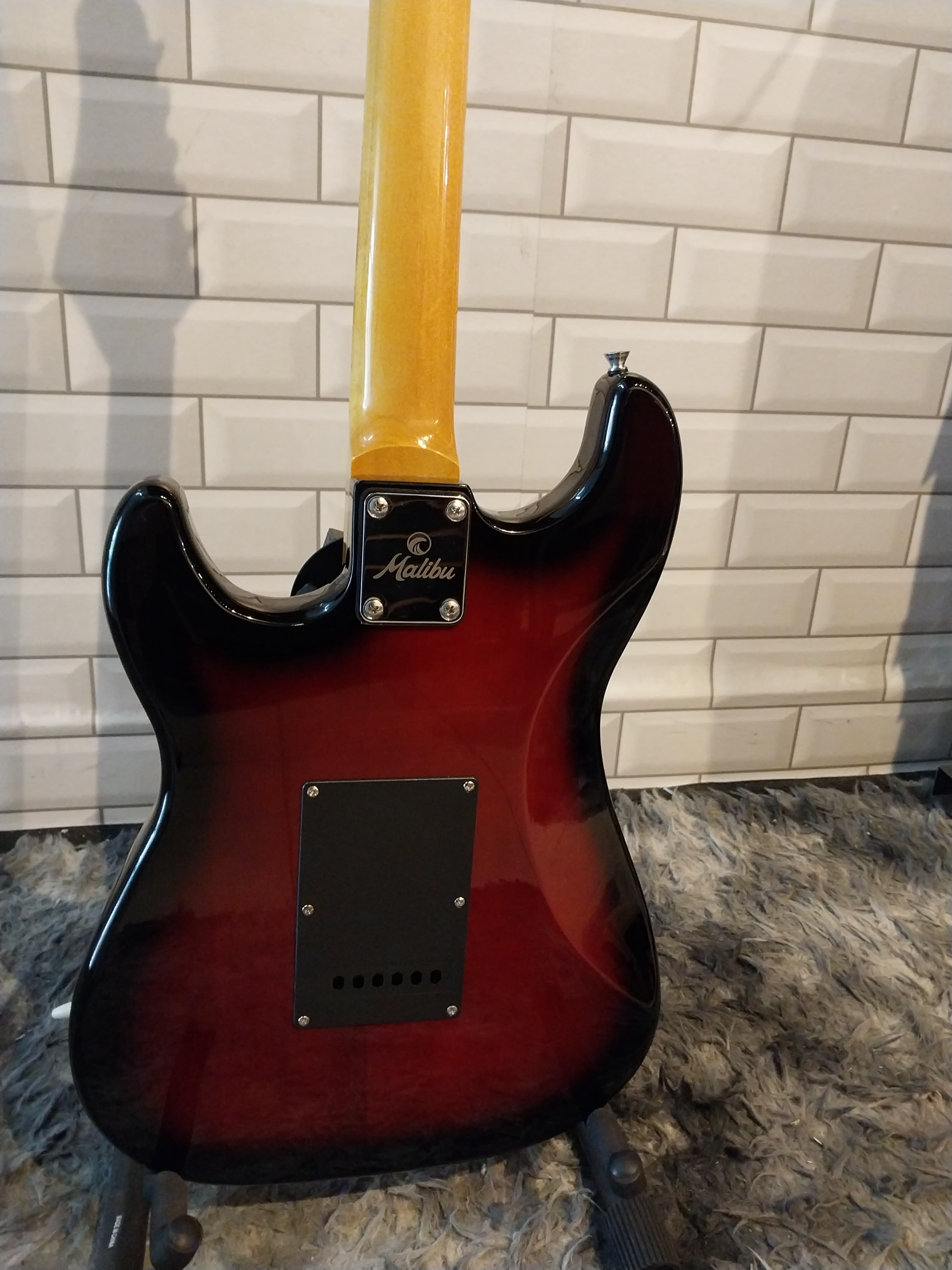 Guitarra Malibu Super Strato HSS Alnico V EG-500 - COR: Sunburst ...